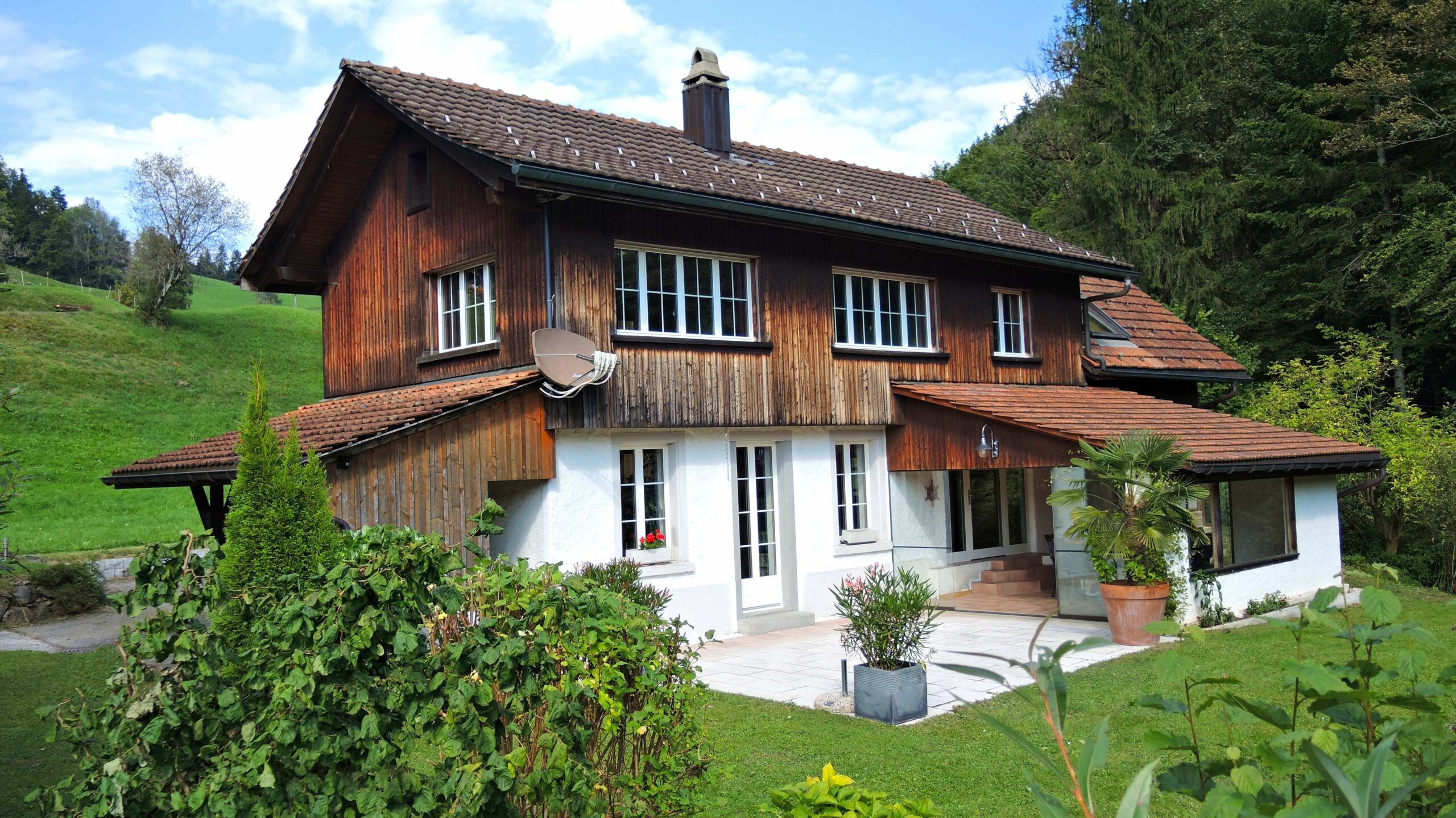 Wohnhaus mit grossem Nebengebäude und Waldparzelle an traumhafter Lage ...